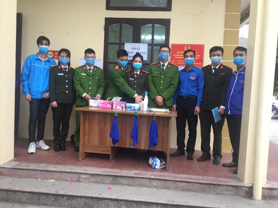 Thanh niên Thanh Hoá tích cực tuyên truyền và phát khẩu trang y tế miễn phí cho nhân dân trước ...