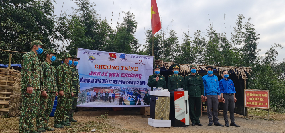 Thăm, tặng trang thiết bị cho các chốt Biên phòng phục vụ công tác phòng chống dịch Covid-19 tại ...