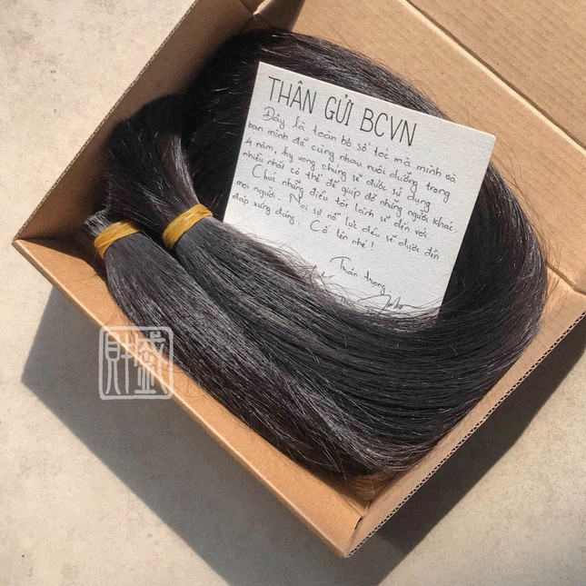 Hai chàng trai hiến tặng tóc cho bệnh nhân ung thư
