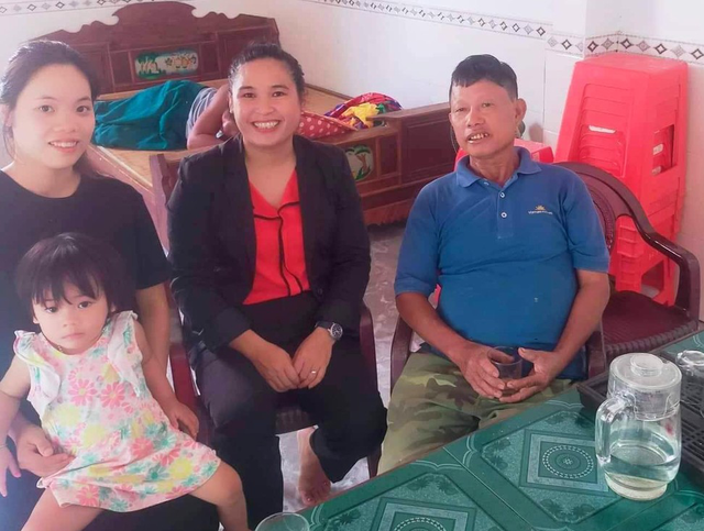 Nhặt được 2 cây vàng, người phụ hồ đem trả, được hậu tạ bằng một món quà